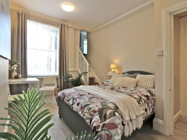 Kensington Gardens Square, London, London W2, Studio to rent, £1,700 pcm | PrimeLocation