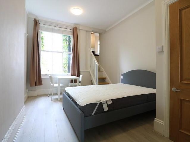 Kensington Gardens Square, London. Studio to rent £1,650 pcm £381 pw
