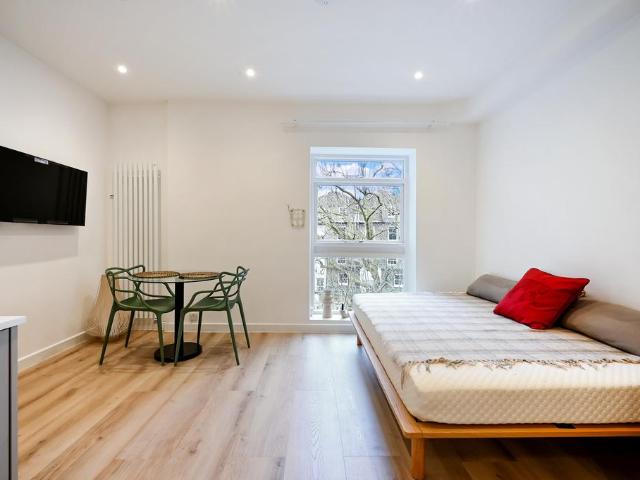 Kensington Gardens Square, W2 Studio to rent £1,875 pcm £433 pw