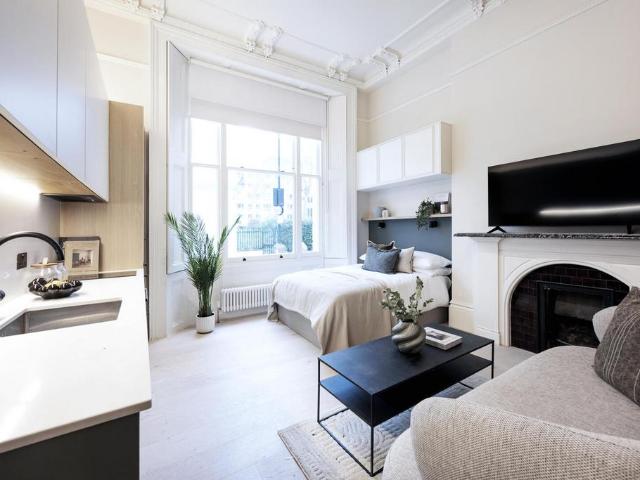 Kensington Gardens Square, 32 33. Studio to rent £2,300 pcm £531 pw