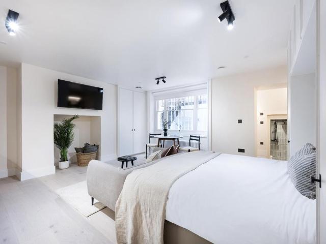 Kensington Gardens Square, 32 33. Studio to rent £2,300 pcm £531 pw