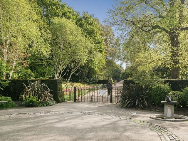 Kensington High Street, High Street Kensington, London W8, 1 bed flat to rent, £3,250 pcm | PrimeLocation