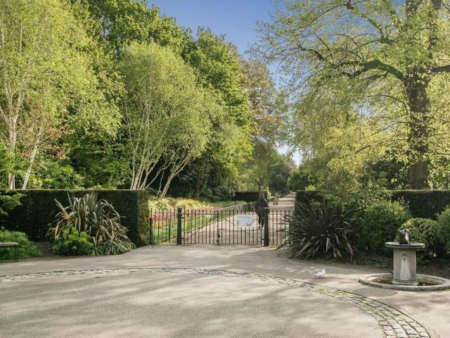 Kensington High Street, High Street. 1 bed flat to rent £3,250 pcm £750 pw