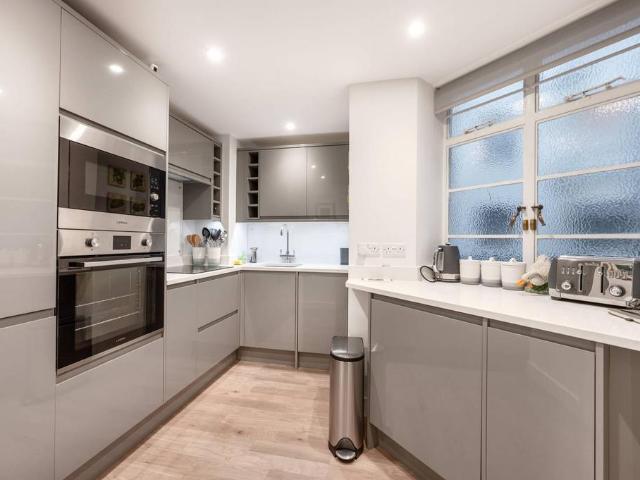 Kensington High Street, High Street. 2 bed flat to rent £4,117 pcm £950 pw
