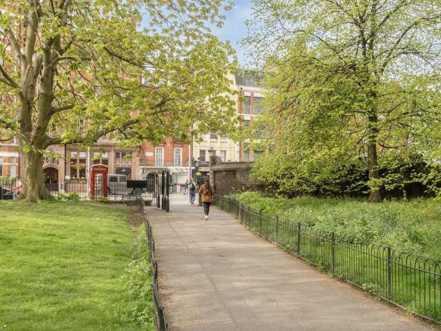 Kensington High Street, High Street. 2 bed flat to rent £5,634 pcm £1,300 pw