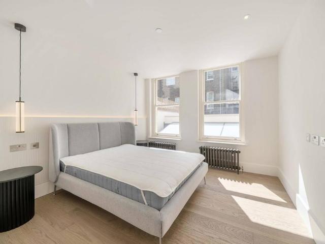 Kensington High Street, High Street. 2 bed flat to rent £8,667 pcm £2,000 pw