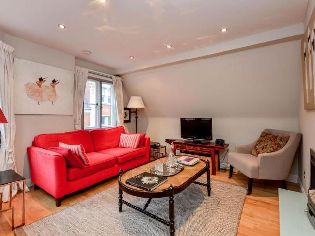 Kensington High Street, Kensington. 2 bed flat to rent £6,933 pcm £1,600 pw