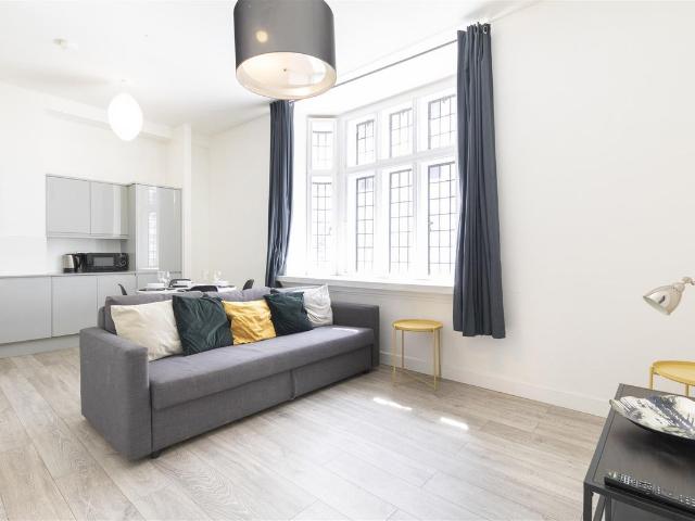 Kensington High Street, Kensington, London W8, 2 bed flat to rent, £3,100 pcm | PrimeLocation
