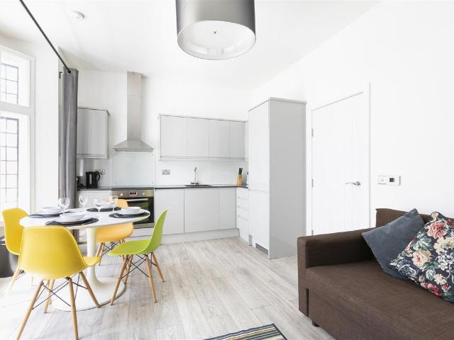 Kensington High Street, Kensington, London W8, 2 bed flat to rent, £3,250 pcm | PrimeLocation