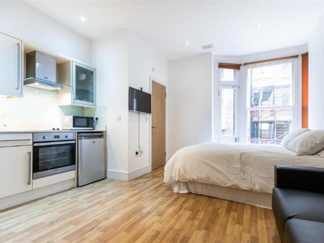 Kensington High Street, Kensington, W8 Studio to rent £2,102 pcm £485 pw