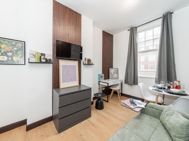 Kensington High Street, London, W8 1 bed apartment to rent £3,840 pcm £886 pw