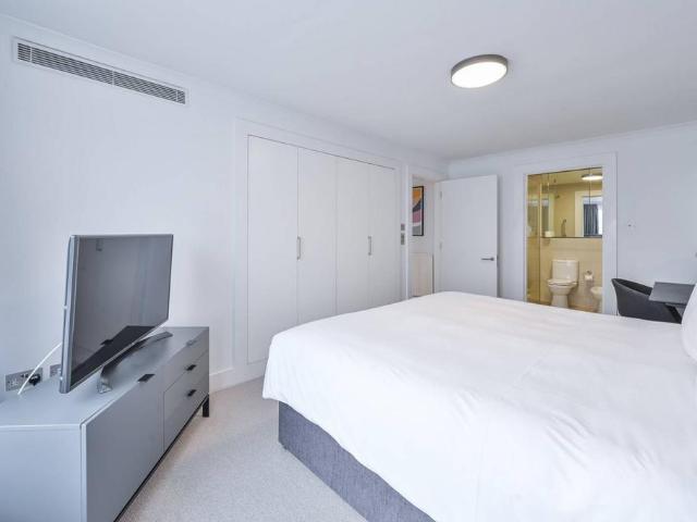 Kensington High Street, London, W8. 1 bed flat to rent £10,084 pcm £2,327 pw