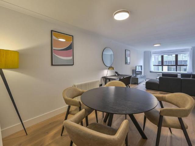 Kensington High Street, London, W8. 1 bed flat to rent £8,883 pcm £2,050 pw
