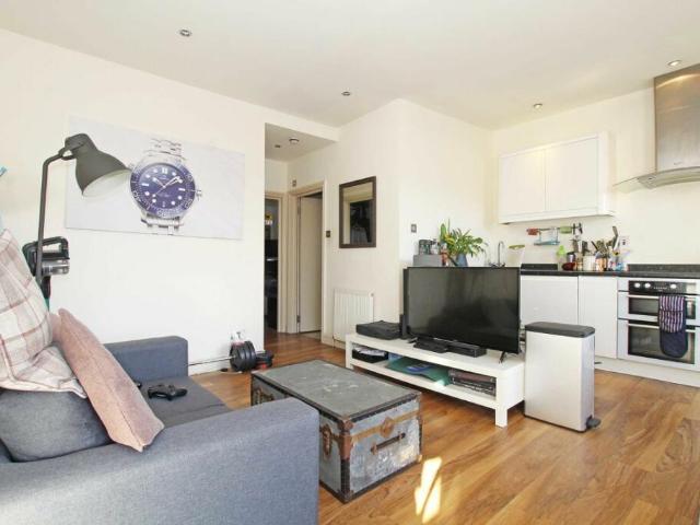 Kensington High Street, London W8 2 bed apartment to rent £3,195 pcm £737 pw