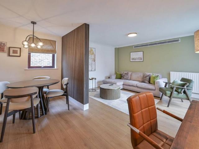 Kensington High Street, London, W8. 2 bed flat to rent £13,433 pcm £3,100 pw