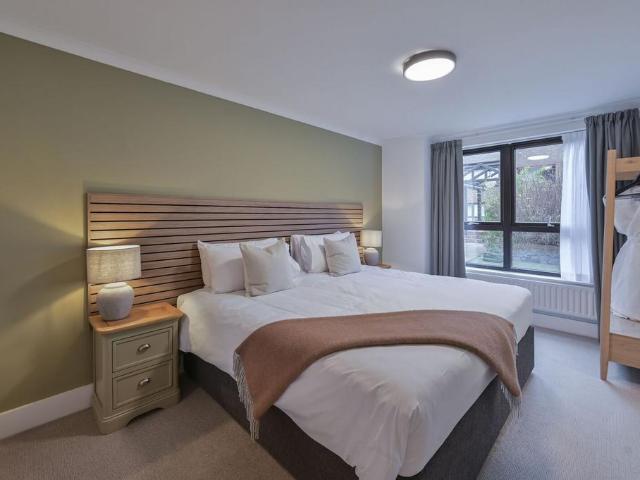 Kensington High Street, London, W8. 3 bed flat to rent £22,143 pcm £5,110 pw
