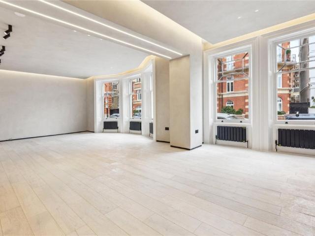 Kensington, London, W8 4 bed flat to rent £11,917 pcm £2,750 pw