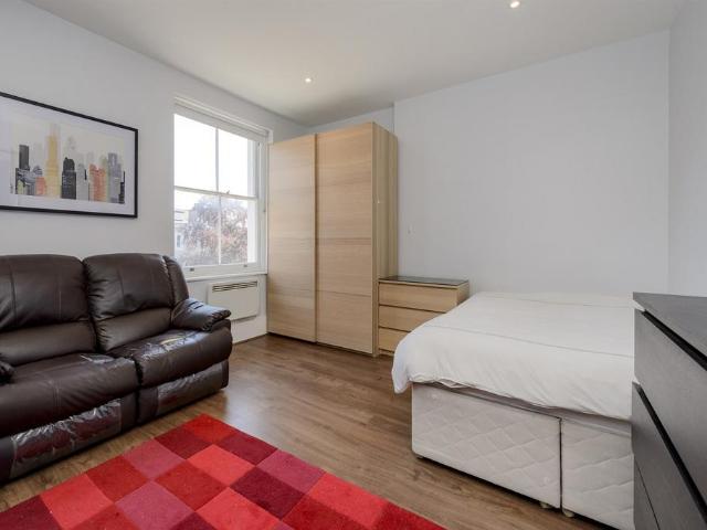 Kensington Park Road, Kensington Park. Studio to rent £1,950 pcm £450 pw