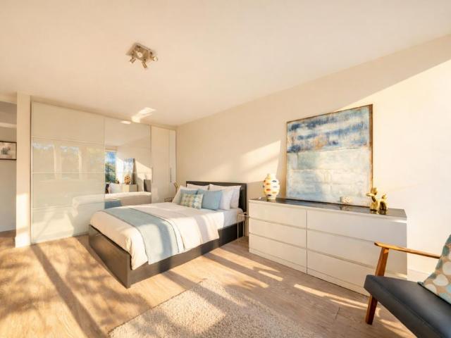 Kensington Park Road, Notting Hill. Studio to rent £2,492 pcm £575 pw