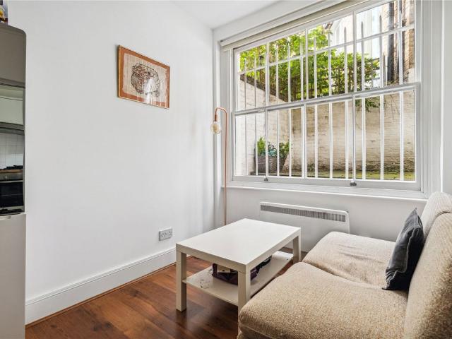 Kensington Park Road, Notting Hill W11, Studio to rent, £2,100 pcm | PrimeLocation