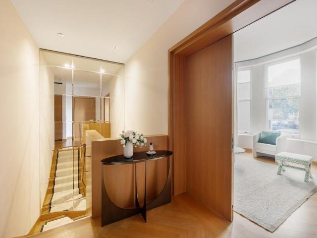 Kensington Road, London, W8 2 bed flat to rent £9,000 pcm £2,077 pw