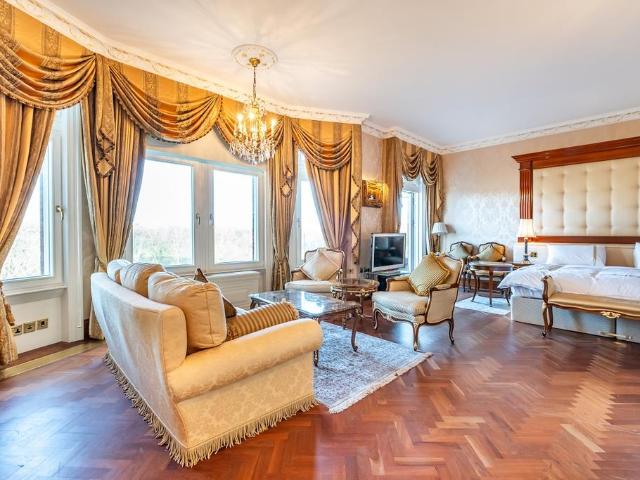 Kensington Road London W8 5 bed flat to rent £15,000 pcm £3,462 pw