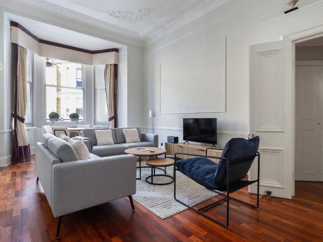 Kensington SW10, 2 bed flat to rent, £4,990 pcm | PrimeLocation