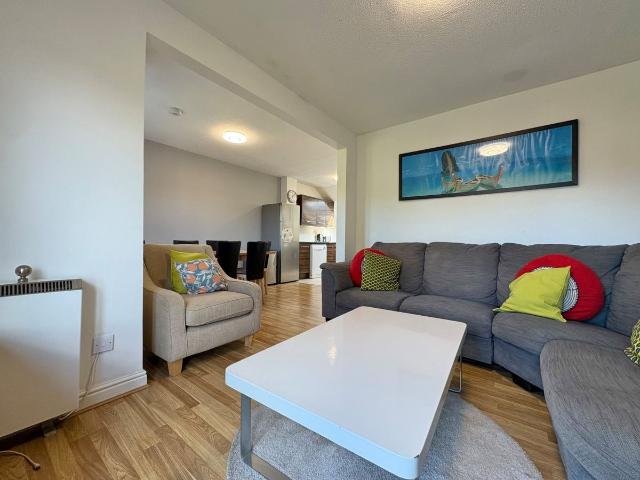 Kensington Terrace, Hyde Park, Leeds LS6, 4 bed flat to rent, £1,595 pcm | PrimeLocation