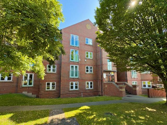 Kensington Terrace, Hyde Park, Leeds. 4 bed flat to rent £1,695 pcm £391 pw