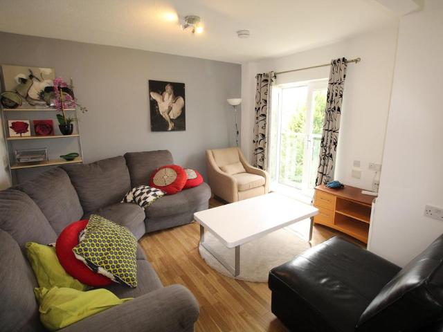 Kensington Terrace, Hyde Park, Leeds. 4 bed flat to rent £1,650 pcm £381 pw