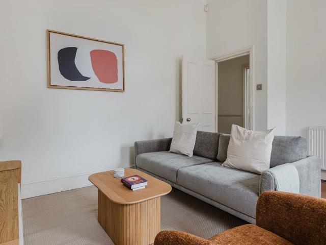 Kensington W8, 2 bed flat to rent, £4,780 pcm | PrimeLocation