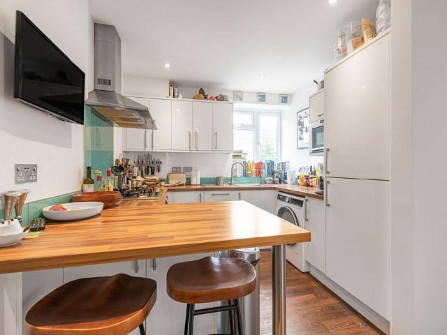 Kelvin Court, Spencer Road, London, W4 2 bed flat to rent £2,300 pcm £531 pw