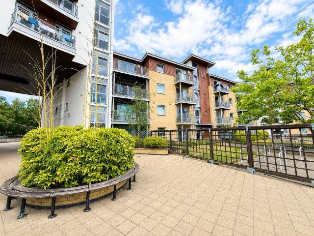 Kelvin Gate, Bracknell, Berkshire RG12, 2 bed flat to rent, £1,500 pcm | PrimeLocation