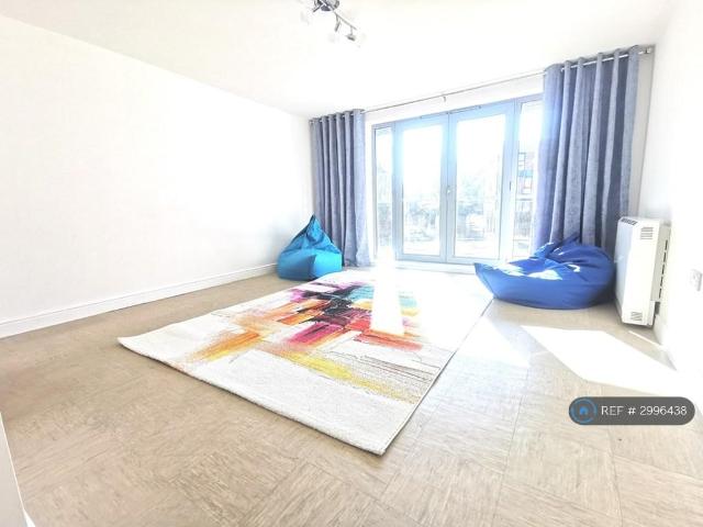 Kelvin Gate, Bracknell, RG12 2 bed flat to rent £1,399 pcm £323 pw