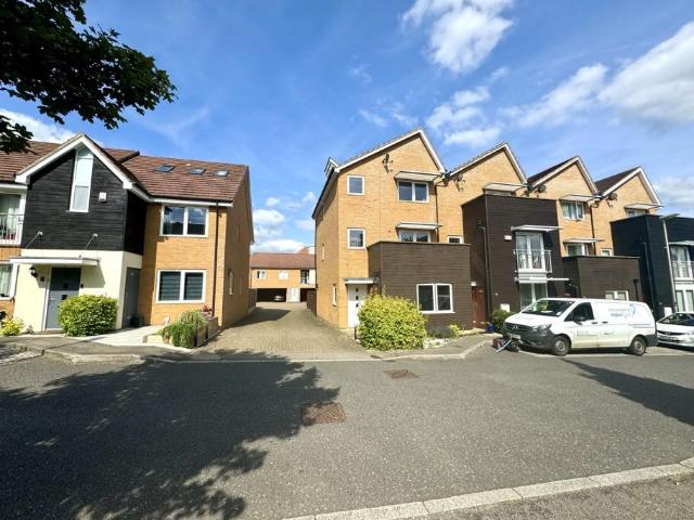 Kelly Gardens, Oxley Park 4 bed townhouse to rent £1,995 pcm £460 pw