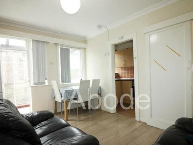 Kelso Gardens, Hyde Park, 3 Bedroom House
