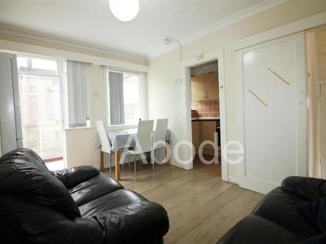 Kelso Gardens, Hyde Park, Leeds 3 bed house to rent £1,283 pcm £296 pw