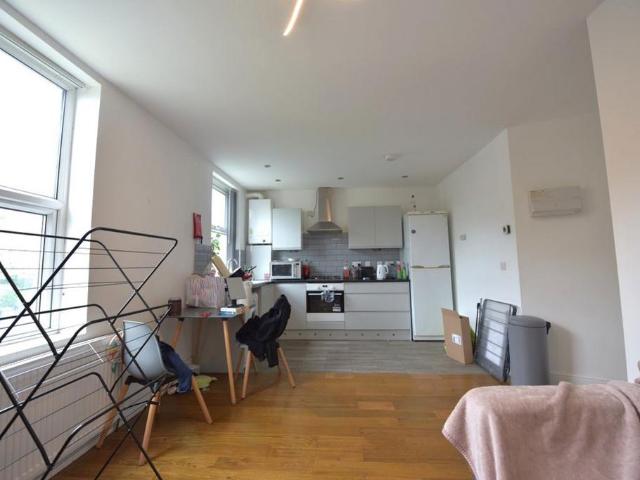 Kelso Road 2 bed flat to rent £1,101 pcm £254 pw