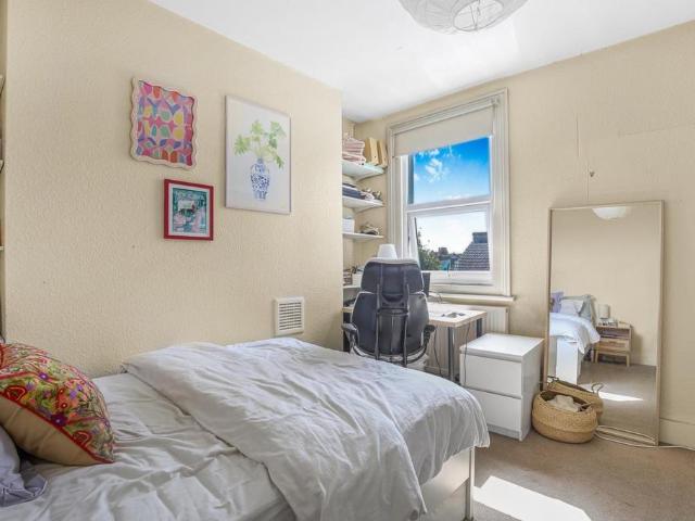 Kepler Road, London SW4 3 bed flat to rent £3,400 pcm £785 pw