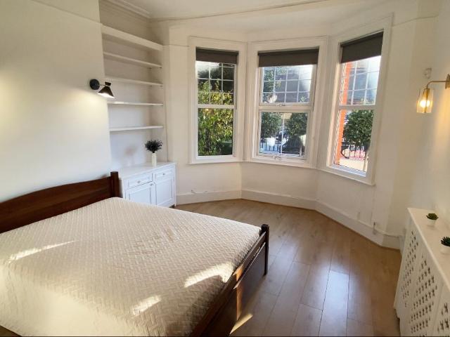Kersley Street, London SW11, 3 bed shared accommodation to rent, £1,100 pcm | PrimeLocation