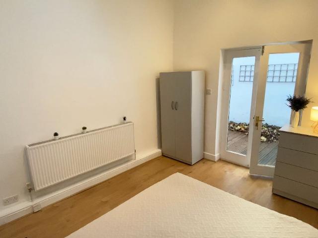 Kersley Street, London SW11, 2 bed shared accommodation to rent, £1,100 pcm | PrimeLocation