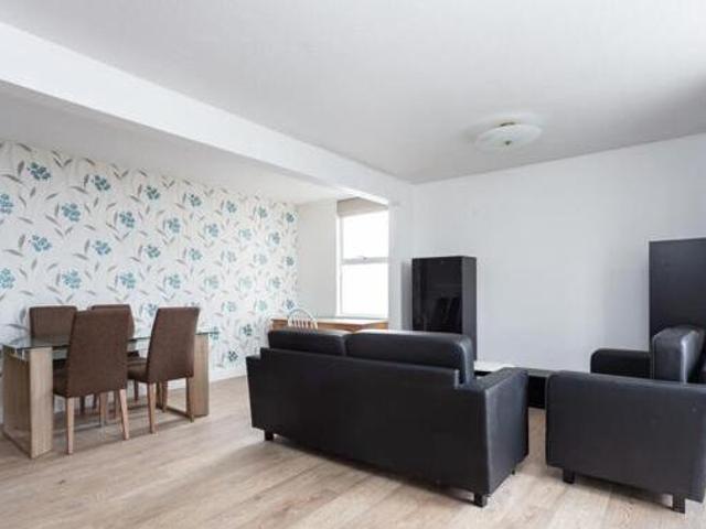 Kestrel House, Grant Road, 3 Bedroom Flat