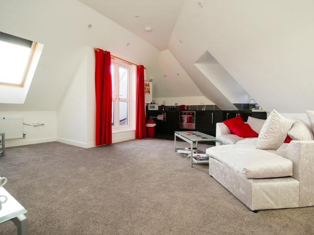 Kestrel Road, Chatham 1 bed flat to rent £1,075 pcm £248 pw