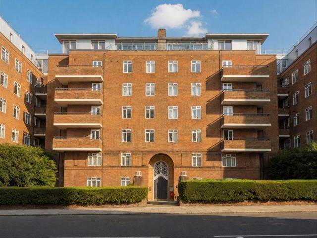 Keswick Road, London SW15 3 bed flat to rent £3,200 pcm £738 pw