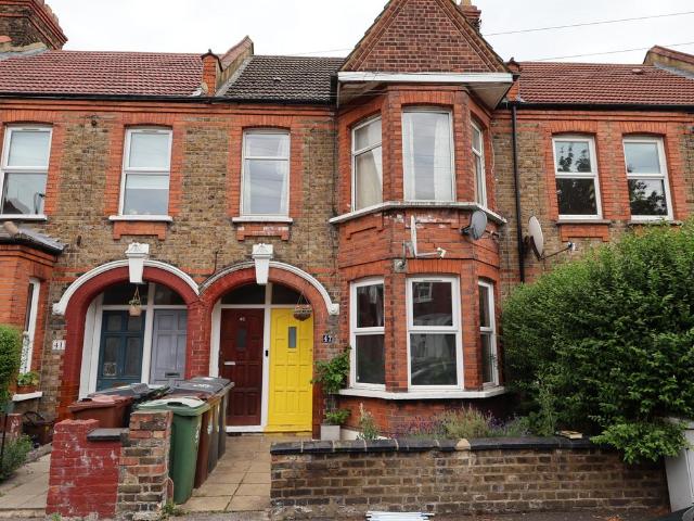 Kettlebaston Road, Leyton, London, E10 2 bed flat to rent £1,650 pcm £381 pw