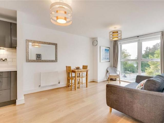 Ketley House, London SW18 2 bed flat to rent £2,500 pcm £577 pw