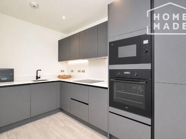 Kew Bridge Rise TW8, 1 bed flat to rent, £2,500 pcm | PrimeLocation