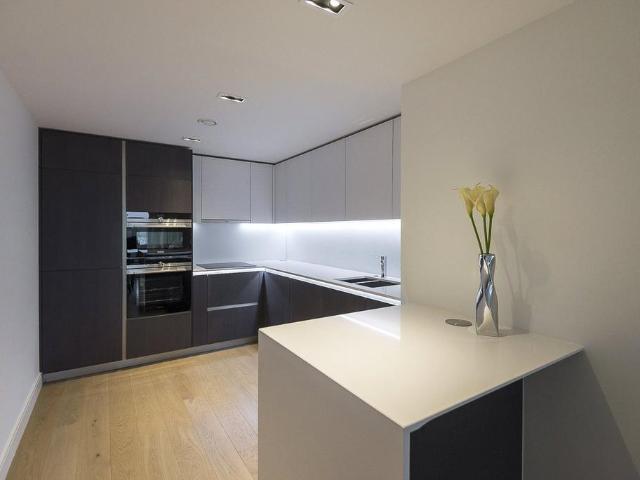 Kew Bridge Road, Brentford TW8 2 bed apartment to rent £2,700 pcm £623 pw