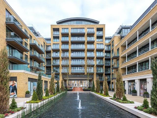 Kew Bridge Road, Brentford TW8 2 bed apartment to rent £3,150 pcm £727 pw