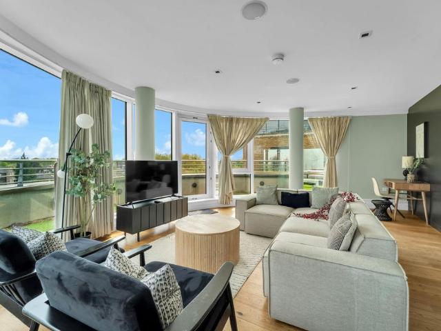 Kew Bridge Road, Brentford TW8 3 bed penthouse to rent £6,499 pcm £1,500 pw